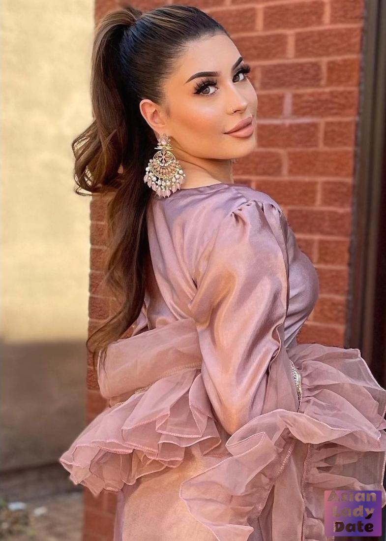 The Elegance of Pakistani Women: Popularity Unraveled